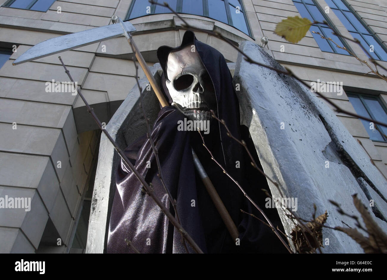 Ein als Sensenmann gekleidetes Mitglied des Woodland-Trusts steht vor ...