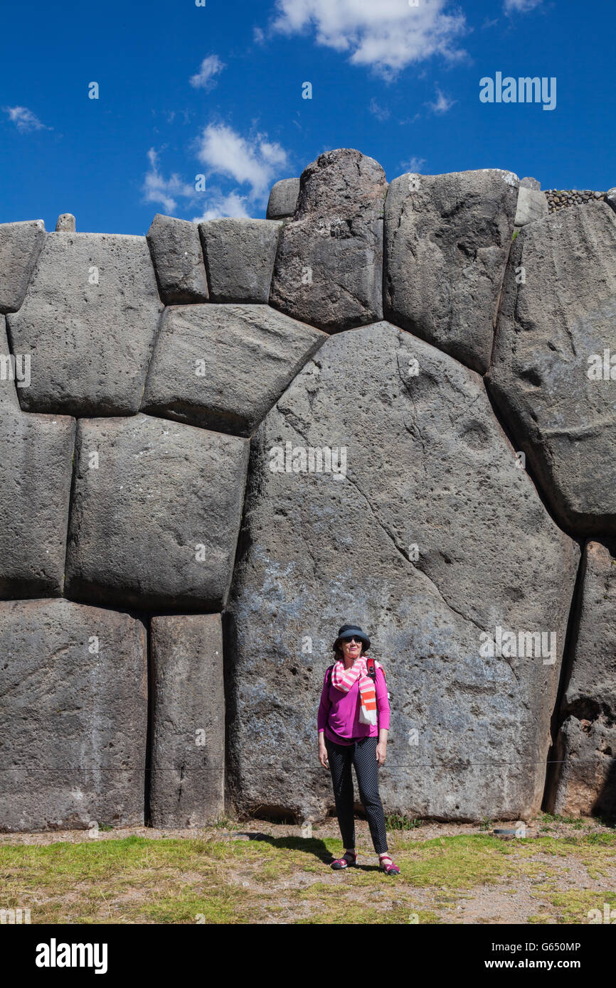 Weibliche Touristen geben Skala die massiven Mauern von Sacsayhuaman ...
