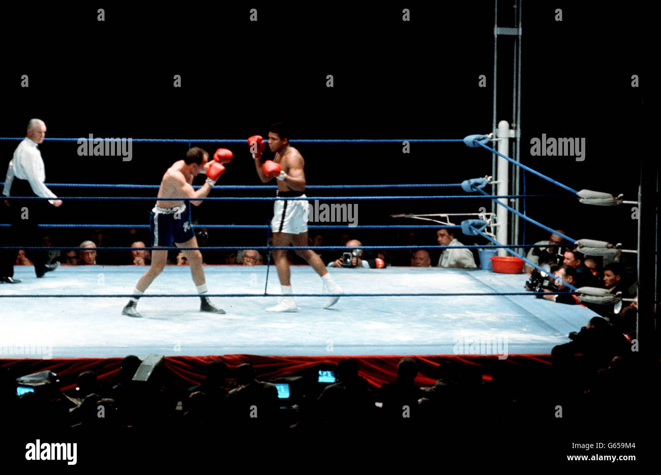 Muhammad ali gegen henry cooper -Fotos und -Bildmaterial in hoher ...