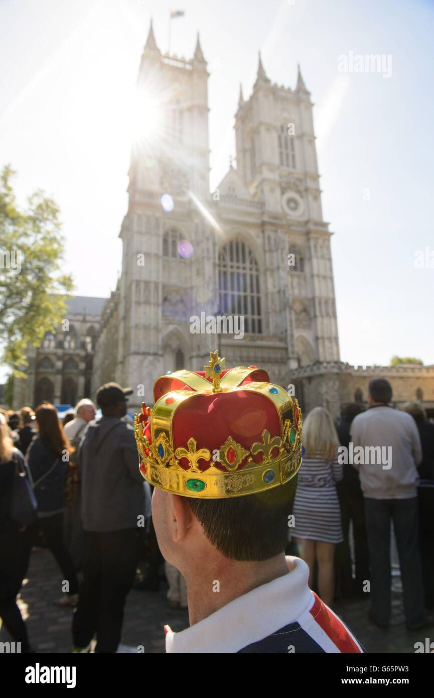 Ein mann mit einer krone wartet außerhalb der westminster abbey -Fotos ...