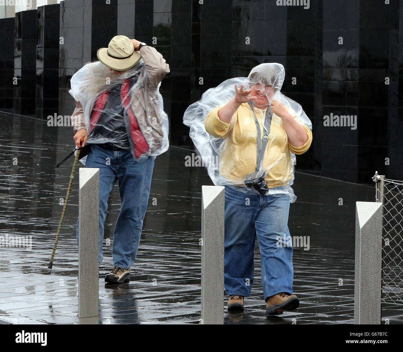 Besucher trotzen dem schlechten Wetter bei einem Besuch des Giant's ...