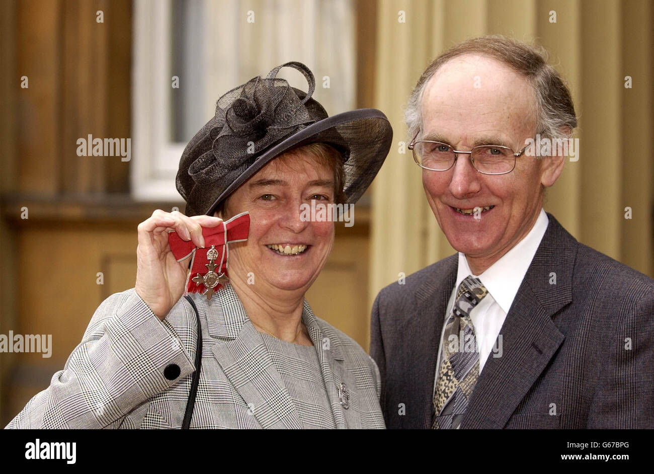 Anne partington zeigt stolz ihre mbe -Fotos und -Bildmaterial in hoher ...