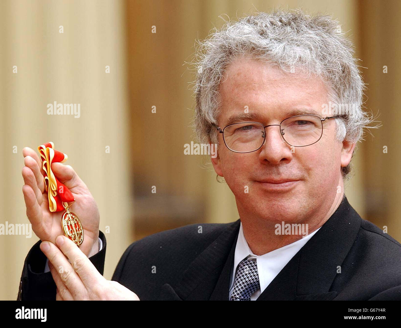 Royal investiture award medaille kopf schultern stolz auf die zeit ...