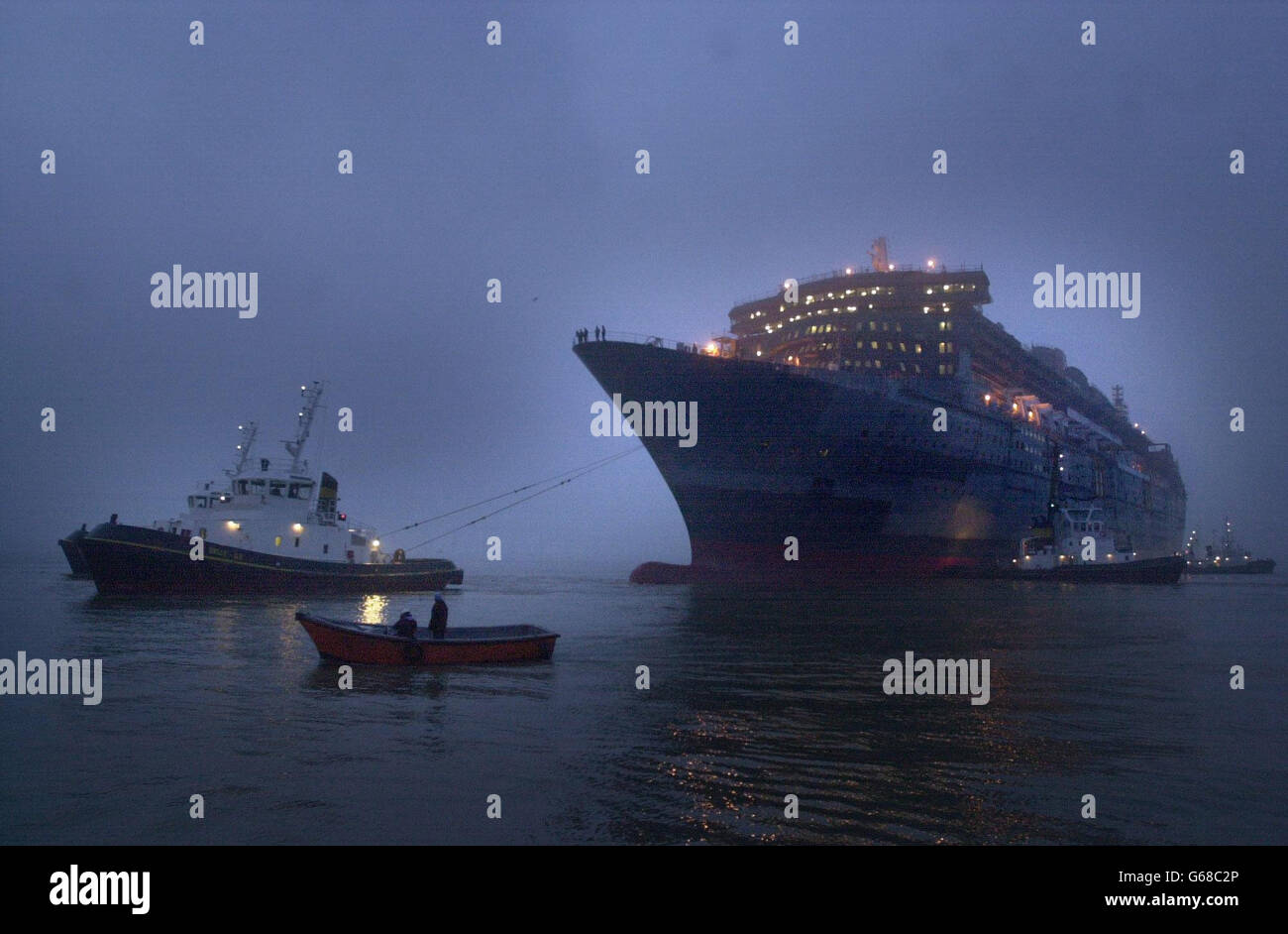 When a gangway collapsed on the queen mary 2 -Fotos und -Bildmaterial ...
