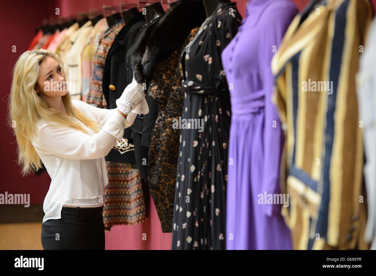 Christies Mitarbeiter Imogen Gammidge stellt einen Christian Lacroix ...