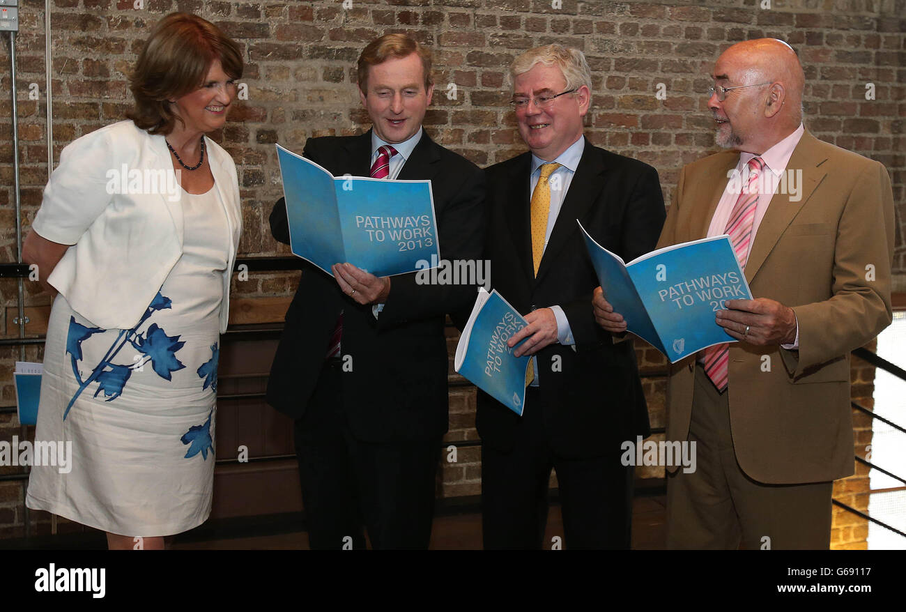 (Links - rechts) Ministerin für Sozialschutz Joan Burton, Taoiseach ...