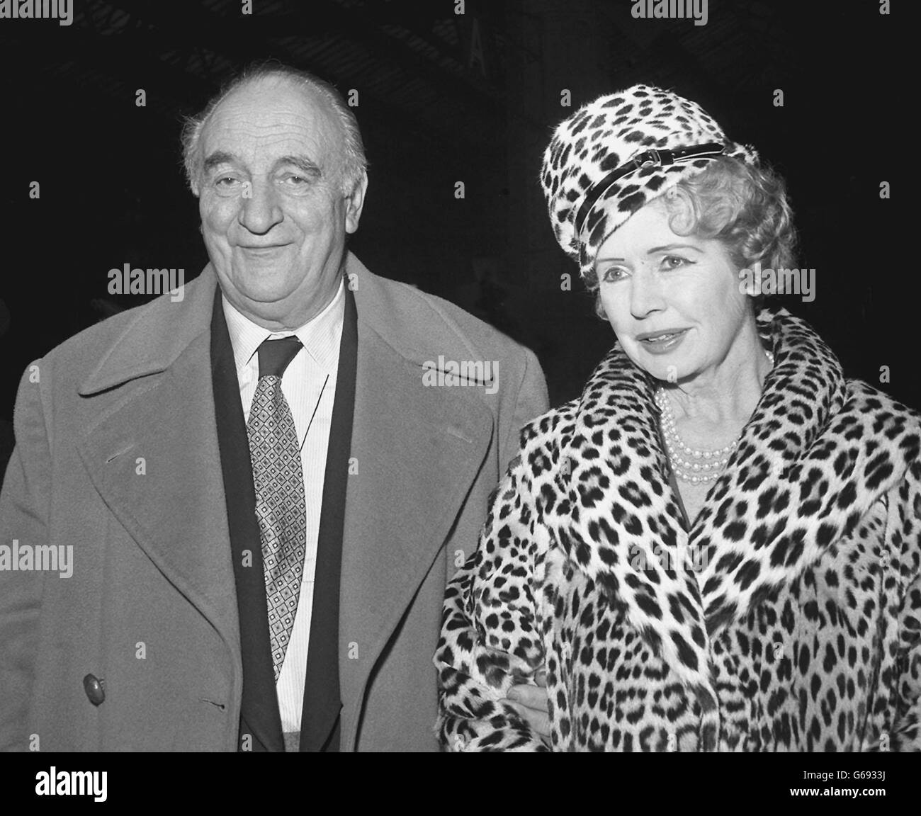 Wearing a leopard skin coat -Fotos und -Bildmaterial in hoher Auflösung ...
