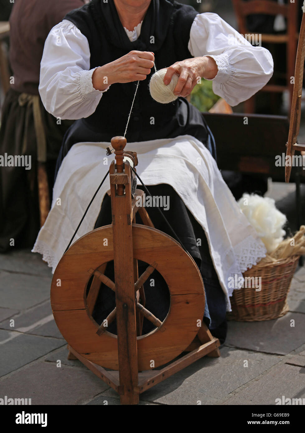 Spinning a yarn -Fotos und -Bildmaterial in hoher Auflösung – Alamy