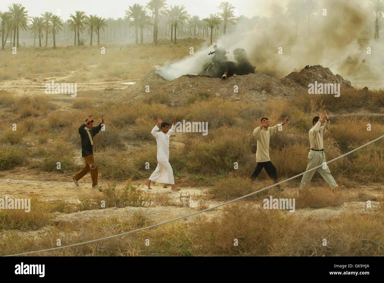 Militärischer kriegskonflikt terry richards the sun mod pool -Fotos und ...