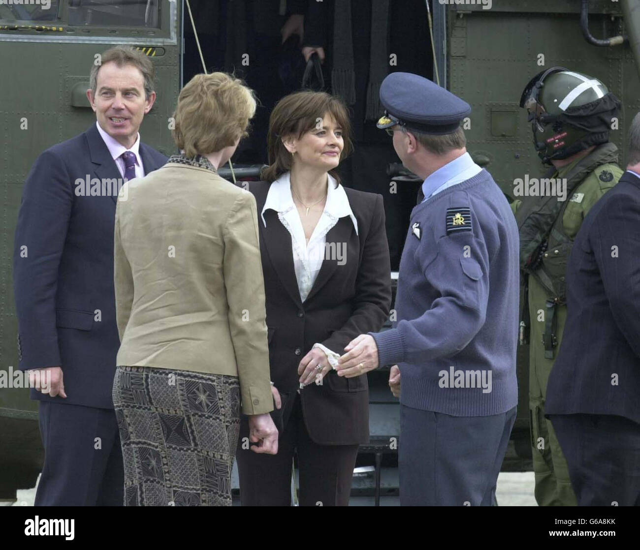 Premierminister Tony Blair und seine Frau Cherie sprechen mit dem ...