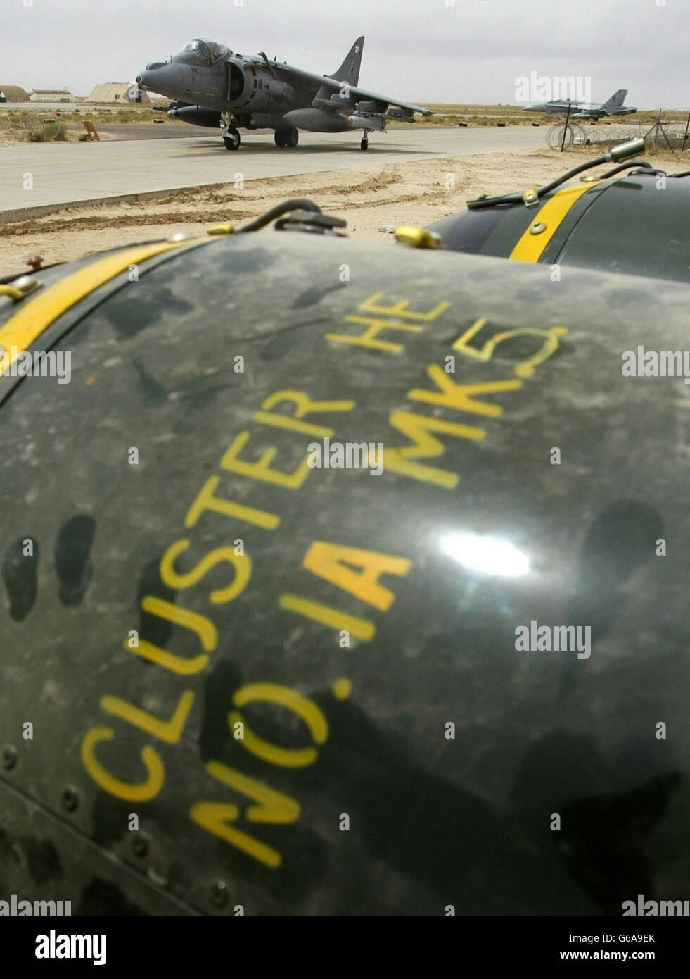 Die britische Royal Air Force Harrier GR7 tastet an einem Bombenwagen ...