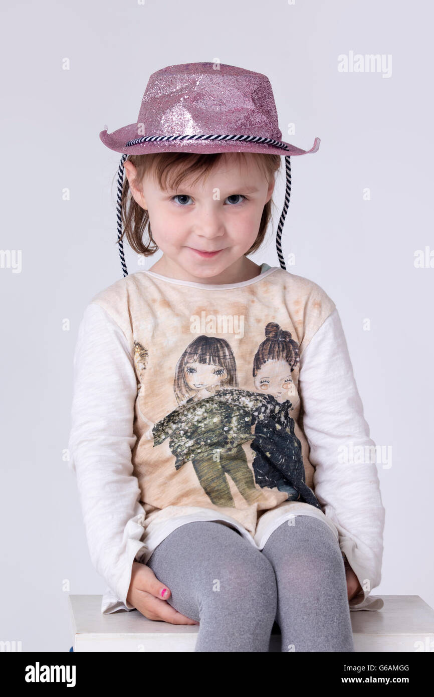 Schüchternes mädchen -Fotos und -Bildmaterial in hoher Auflösung ...