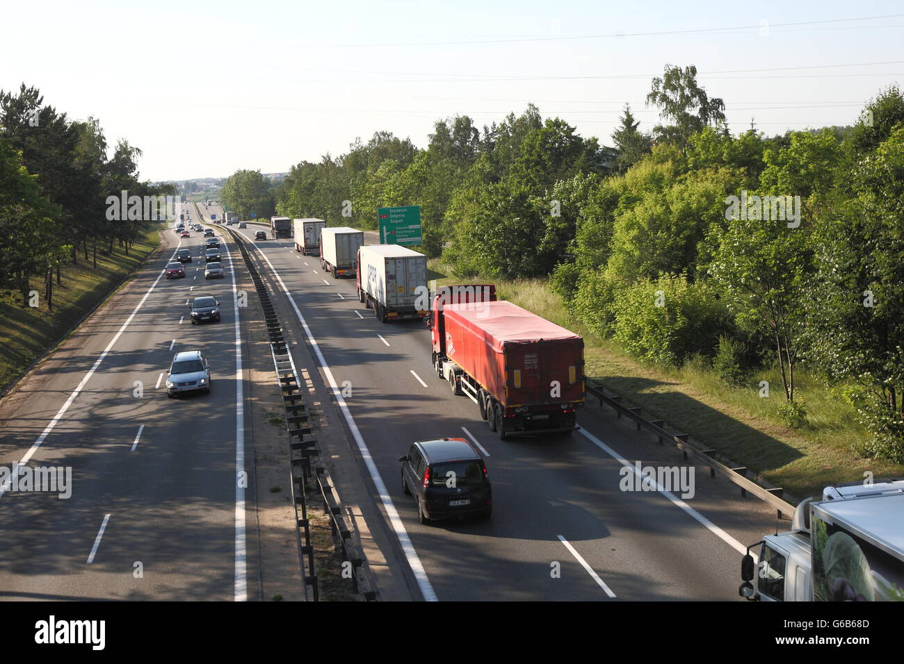 Danzig, Polen 23. Juni 2016 LKW auf der Autobahn in Danzig gesehen S6 ...