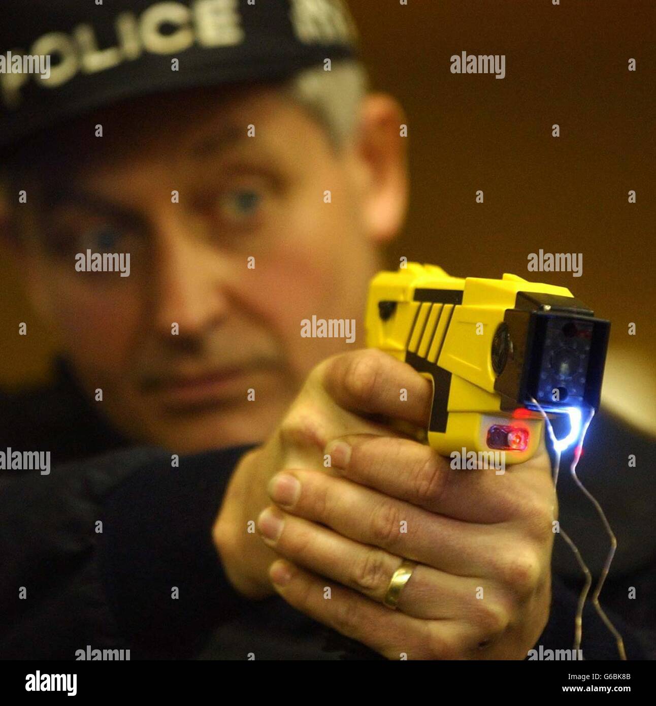 Taser stun guns -Fotos und -Bildmaterial in hoher Auflösung – Alamy