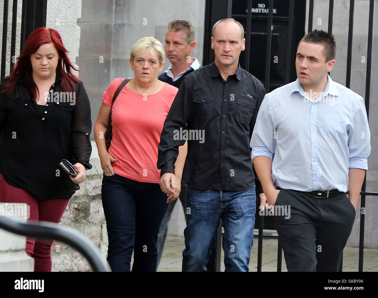 Jenny Dixon (rosa Jumper) Tochter von Lily McKee, kommt mit ...