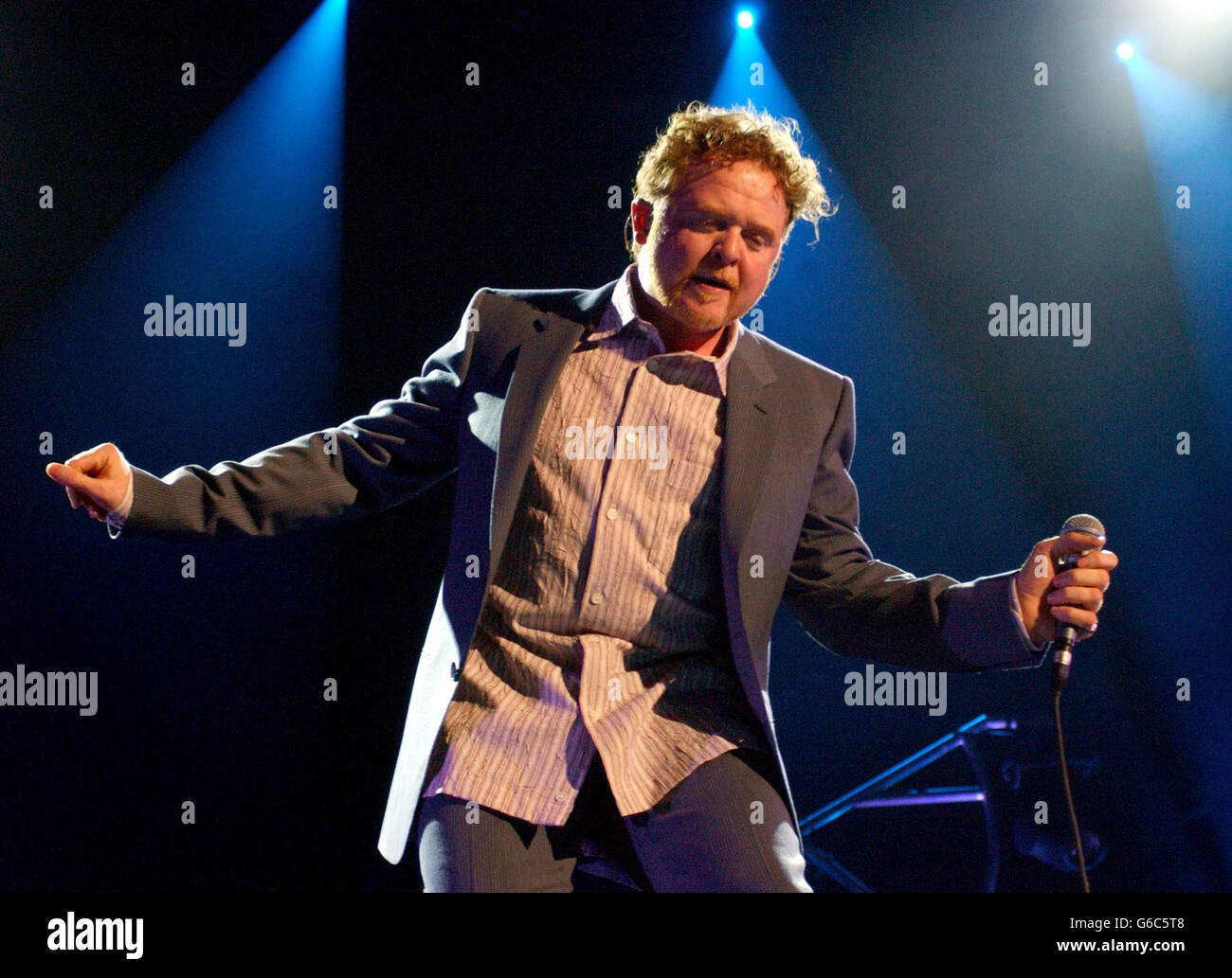 Simply red concert -Fotos und -Bildmaterial in hoher Auflösung – Alamy