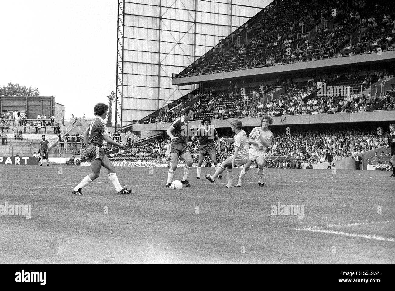 Peter Osgood übergibt den Ball an Mike Fillery im Auflauf zum ...