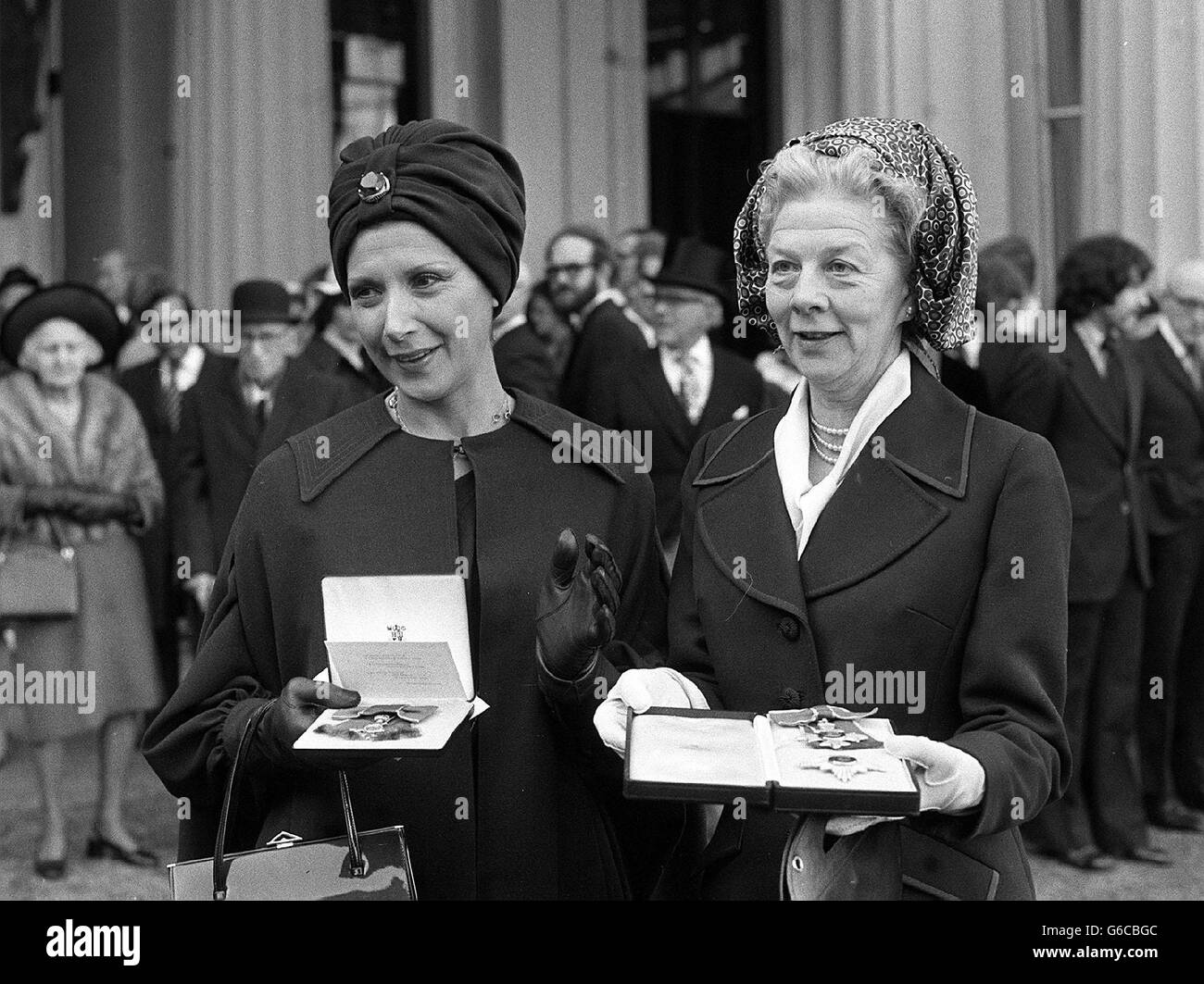 Die Schauspielerinnen Dame Wendy Hiller und Miriam Karlin treten nach ...