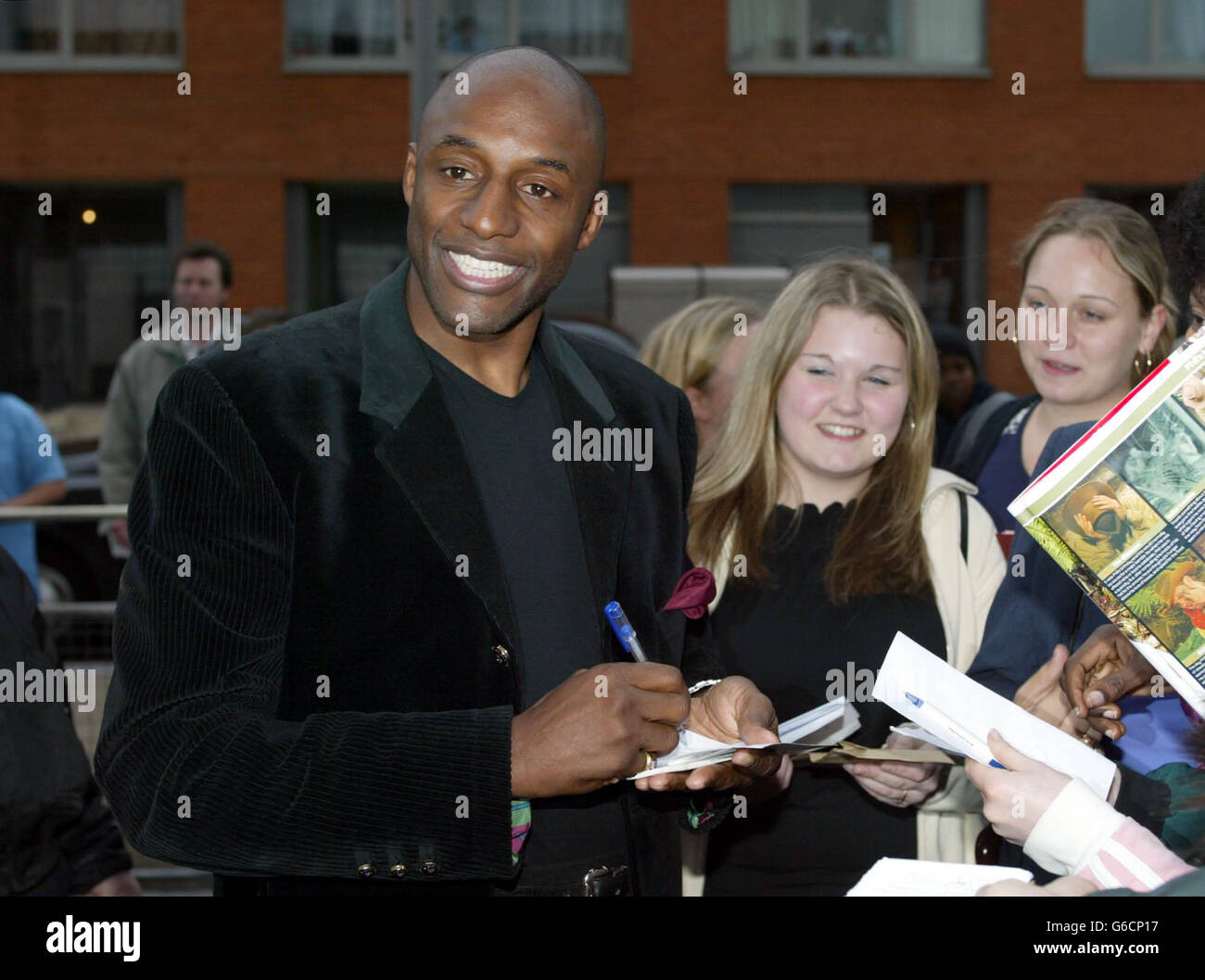 Promi autogramme john fashanu -Fotos und -Bildmaterial in hoher ...