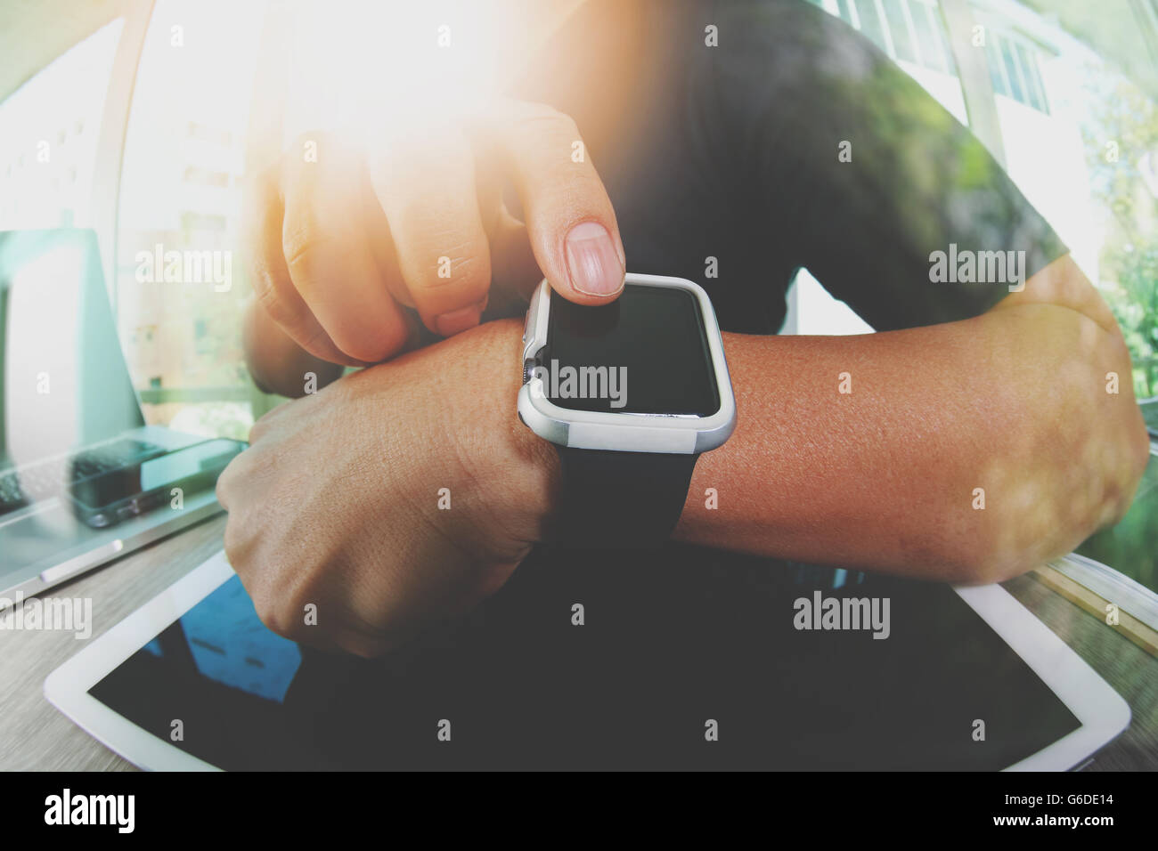 Website-Designer arbeiten mit smart Watch und digital-Tablette und ...