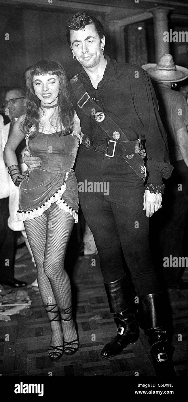 Maxwell reed und joan collins -Fotos und -Bildmaterial in hoher ...