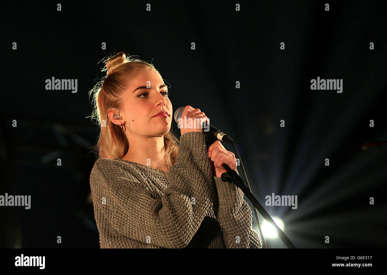 Hannah Reid London Grammar Stockfotos und -bilder Kaufen - Alamy
