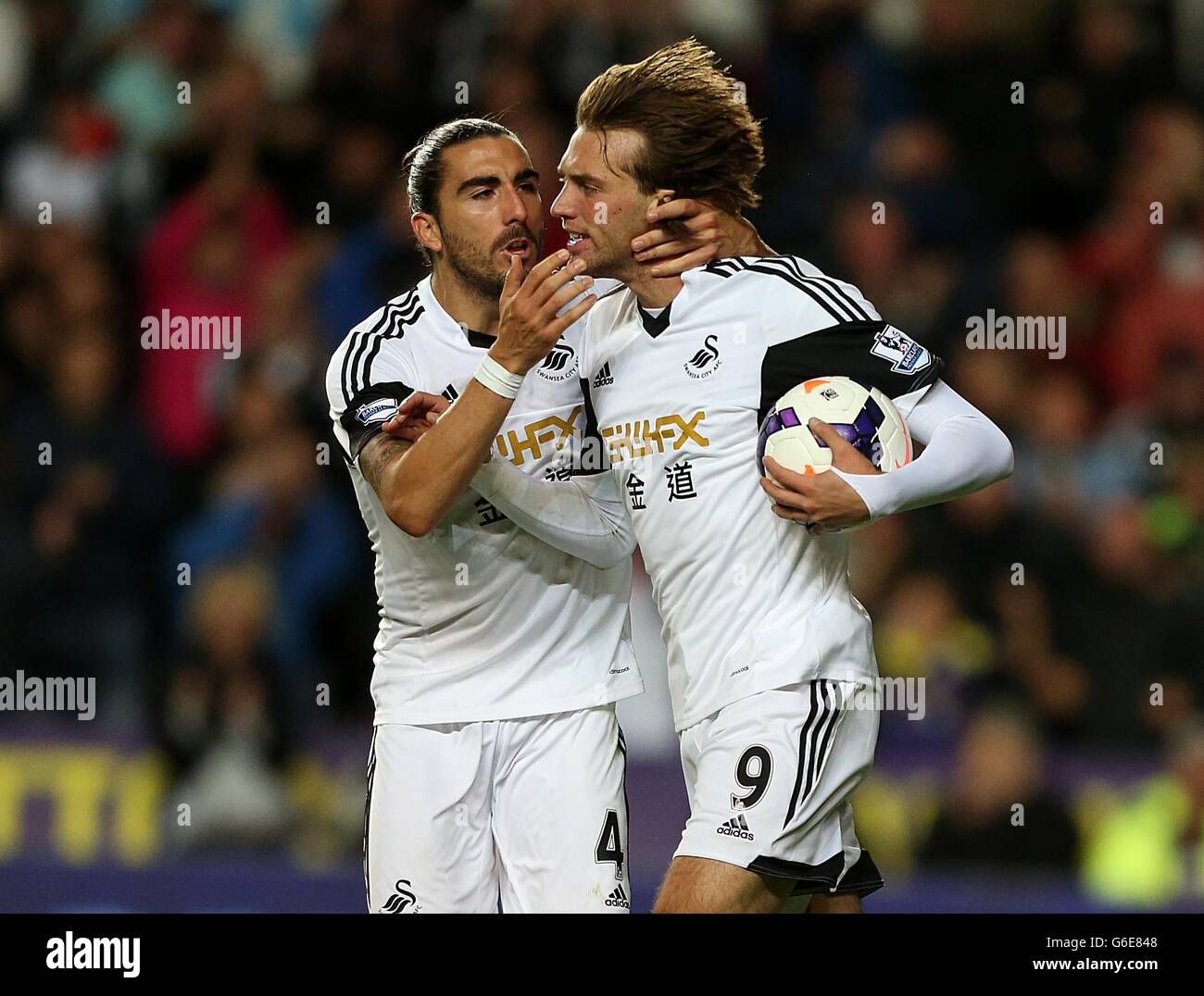 Miguel Michu (rechts) von Swansea City feiert mit Teamkollege Chico ...