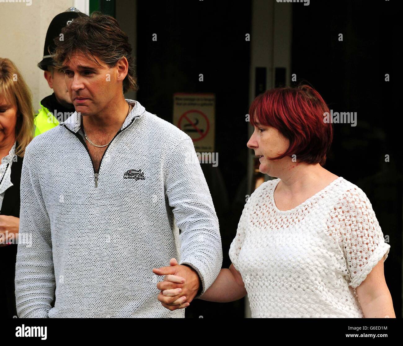 Paul und Coral Jones verlassen Welshpool Town Council Büros nach einer ...