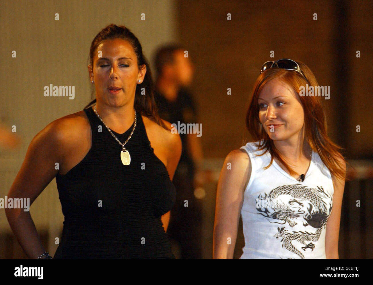 Ehemalige hauskameraden justine und sissy beobachten wie lisa jeynes ...