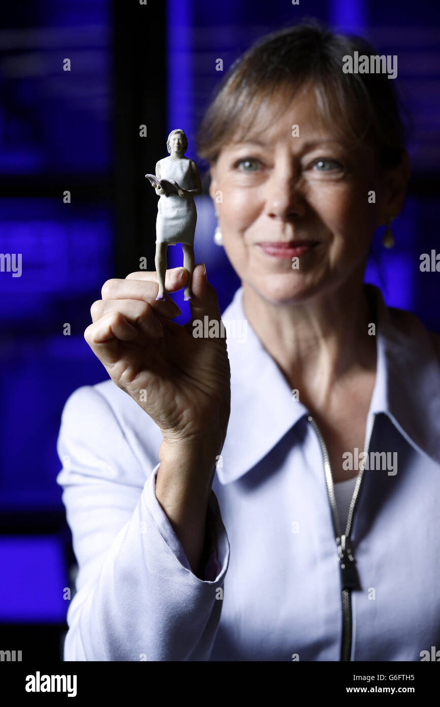 Jenny Agutter hält im Science Museum vor der Eröffnung von "3D ...