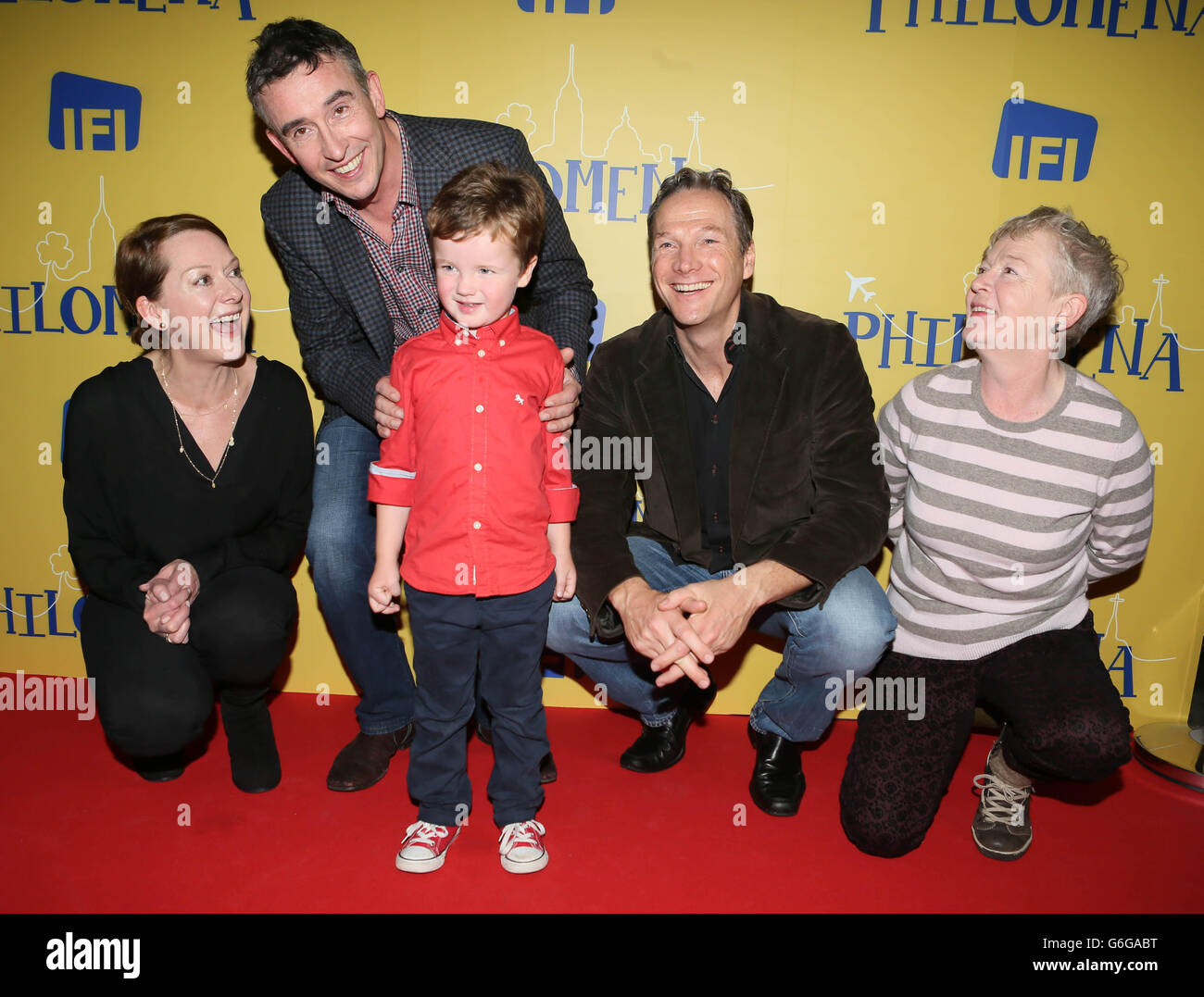 Der Schauspieler und Komiker Steve Coogan begleitet (von links nach ...