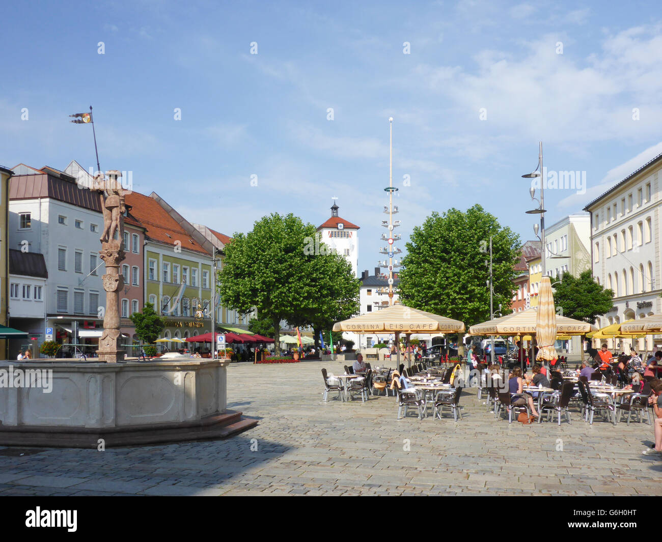 quadratische Stadtplatz, Turm Jacklturm, Maibaum, Traunstein ...