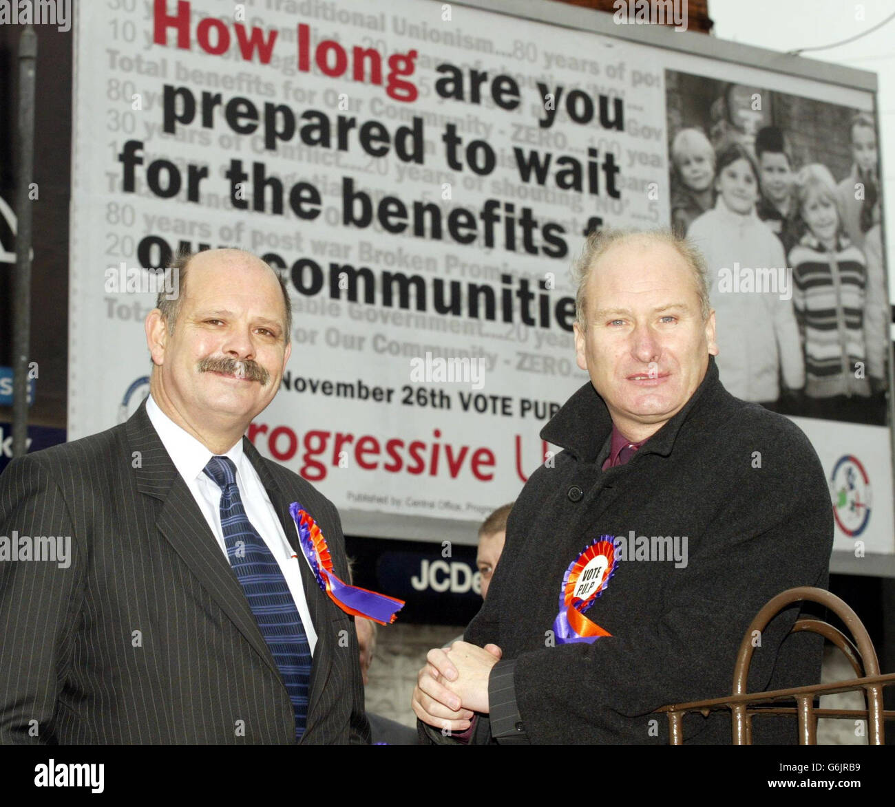 David Ervine (links), Vorsitzender der Progressive Unionist Party, mit ...