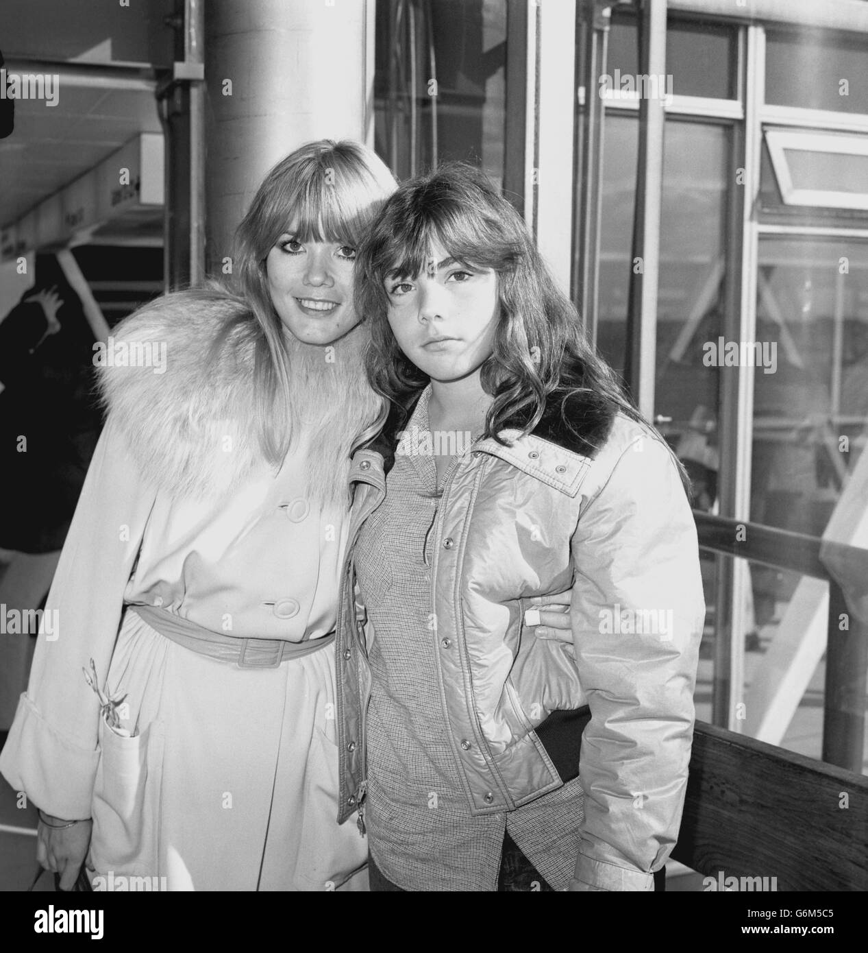 Die 14-jährige Amanda Moon (r), Tochter des verstorbenen Schlagzeugers Keith Moon, und ihre ...