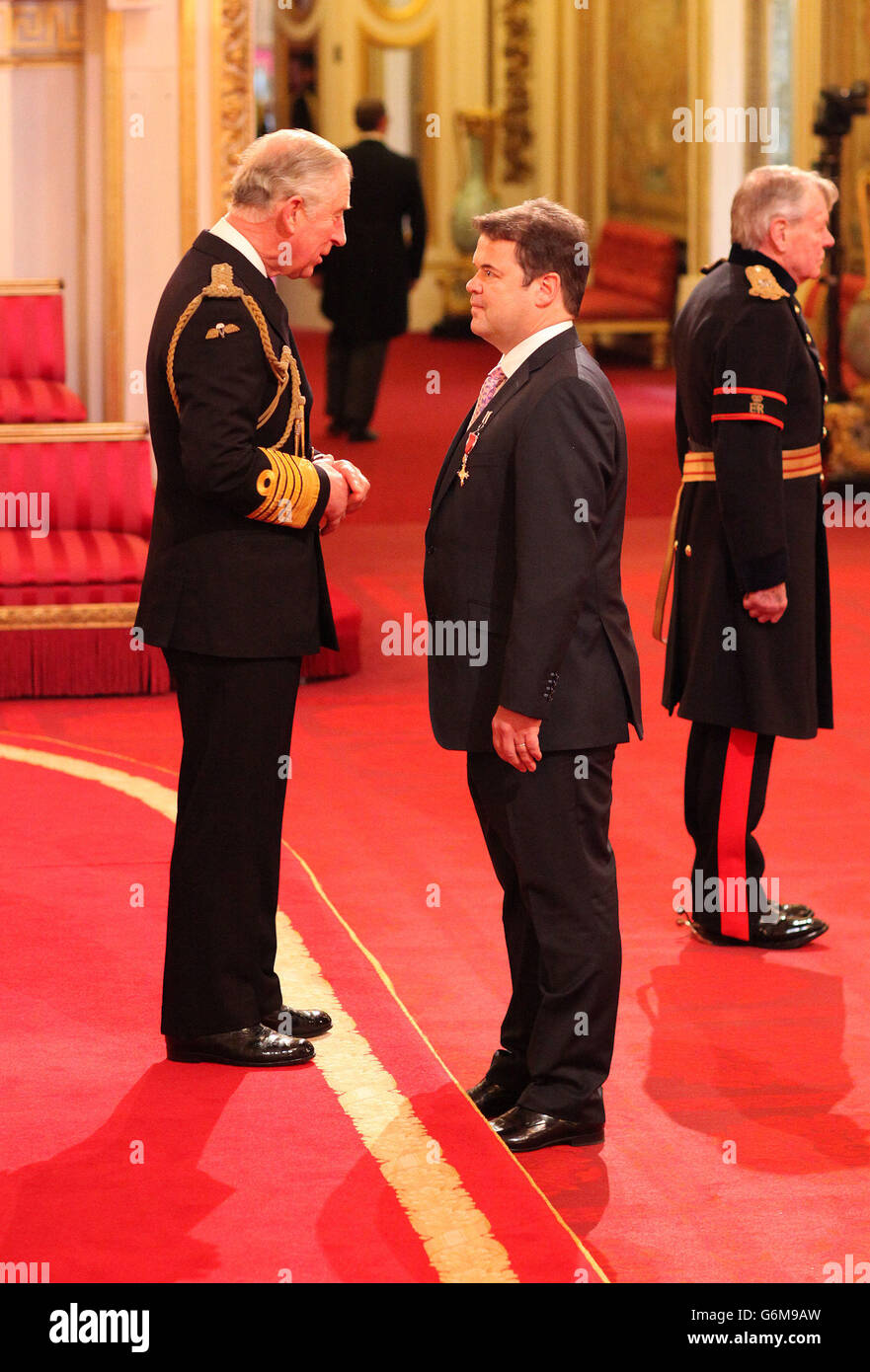 Der Ökonom Professor Dylan Jones-Evans wird vom Prince of Wales bei ...