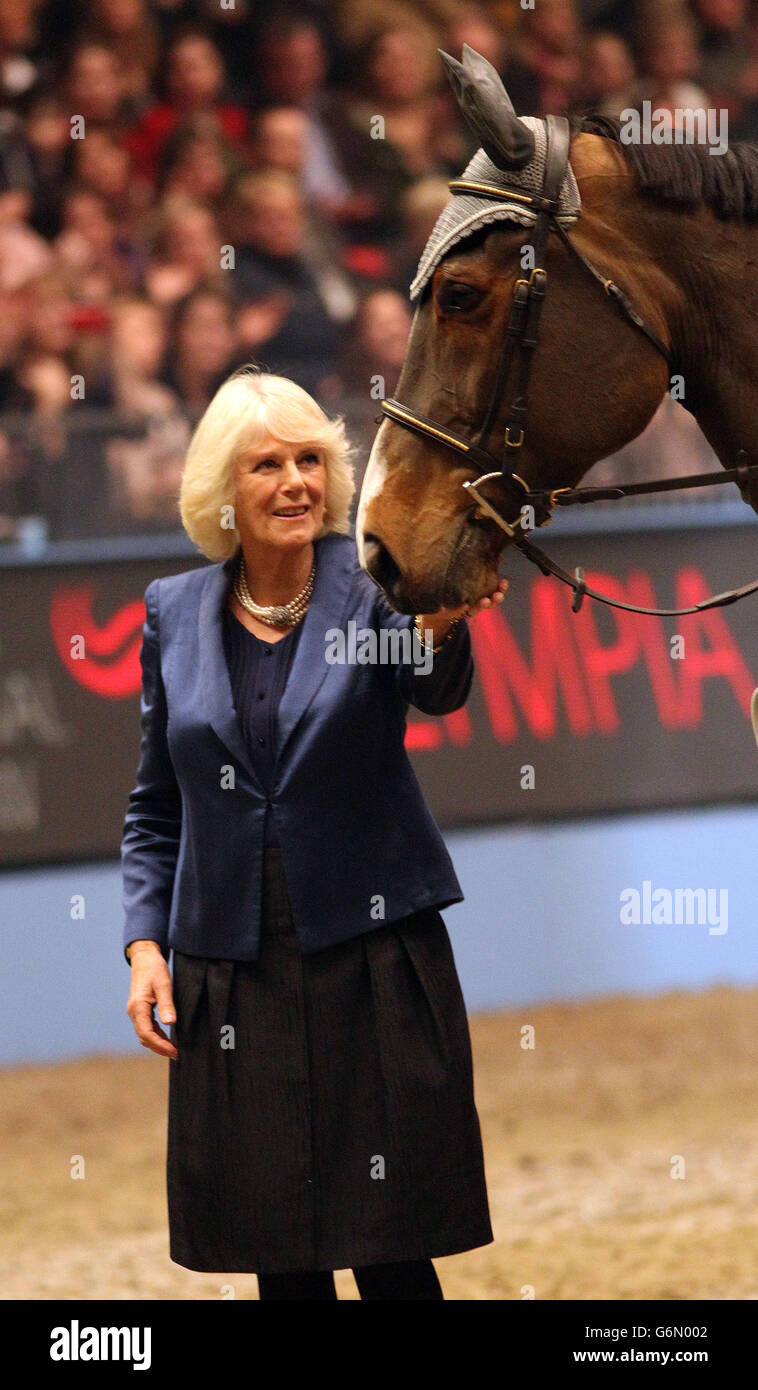 Herzogin von Cornwall überreicht die Trophäe an den Italiener Luca ...