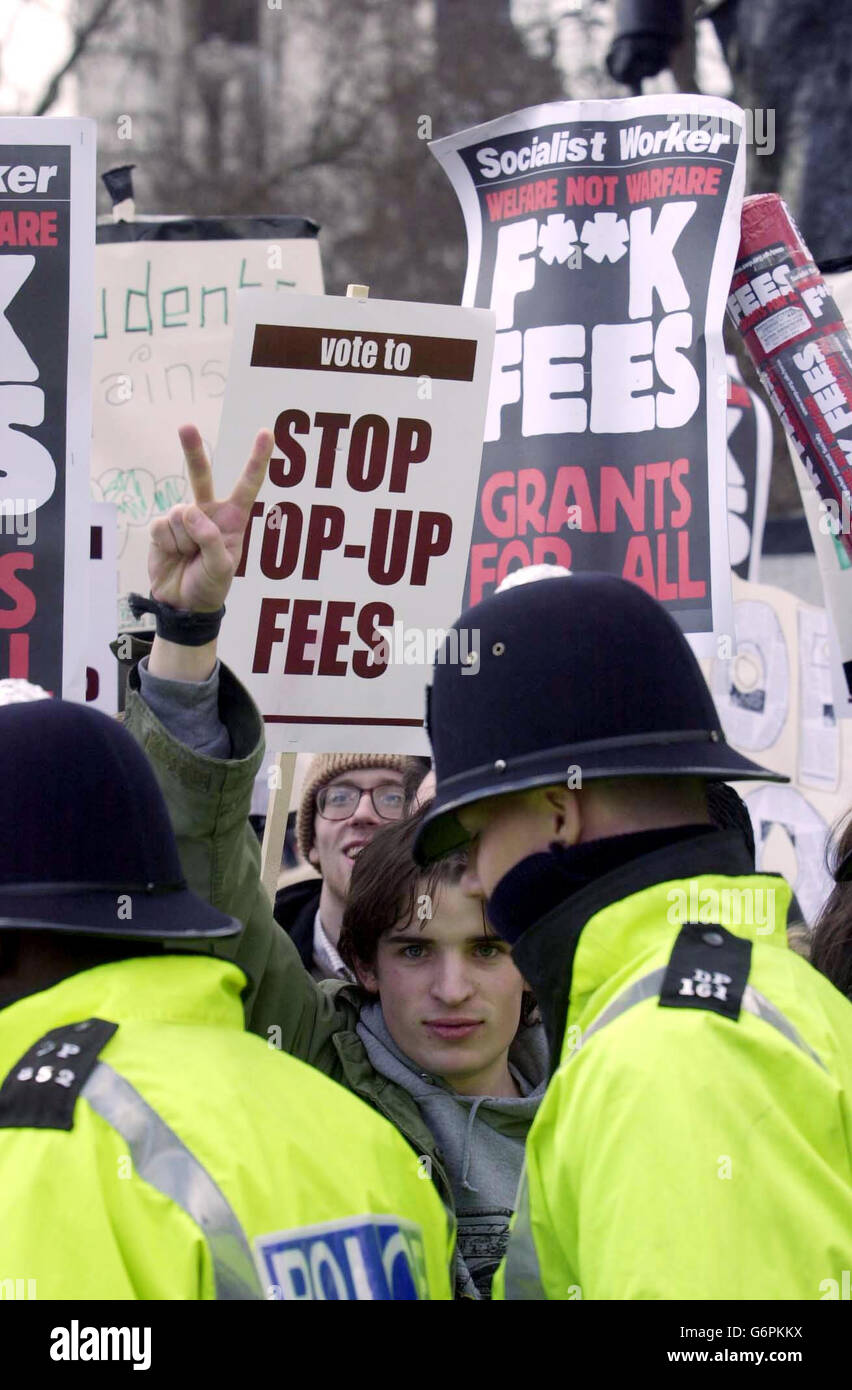 Sie marschierten in der weitgehend friedlichen demonstration um den ...