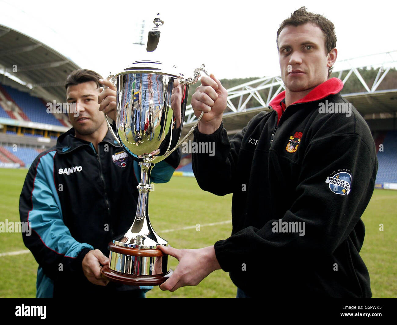Penrith Kapitän Craig Gower (links) und Bradford Bulls Kapitän Jamie ...