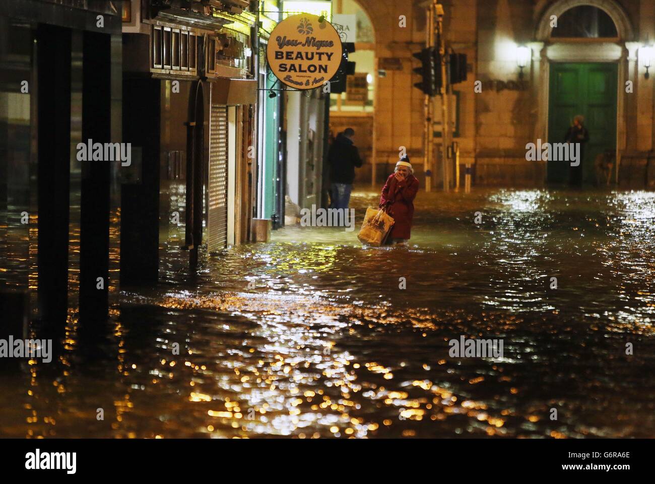 Eine frau geht durch hochwasser in der stadt kork -Fotos und ... Eine frau geht durch hochwasser in der stadt kork -Fotos und ...