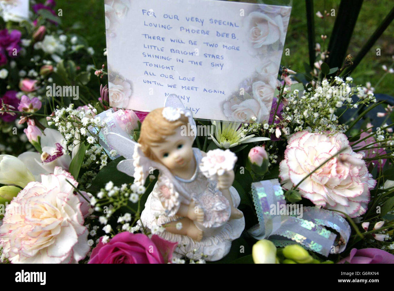 Blumengebete und eine Botschaft an Emma und Phoebe Hicks, die bei der ...