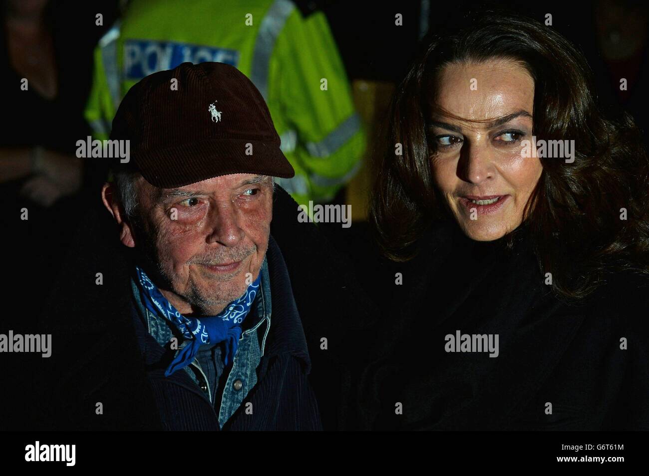 Der Fotograf David Bailey kommt mit seiner Frau, dem Model Catherine ...