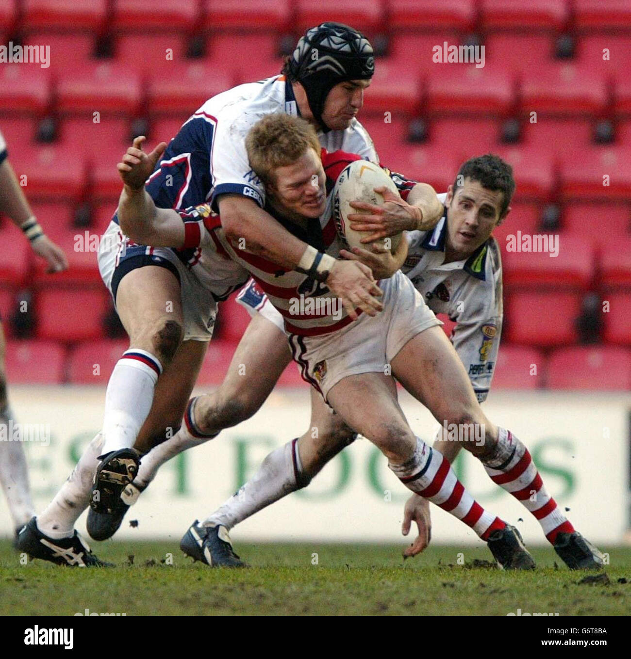 Brett Dallas von Wigans Warriors wird von Simon Baldwin von Salford City Reds (links) während ...