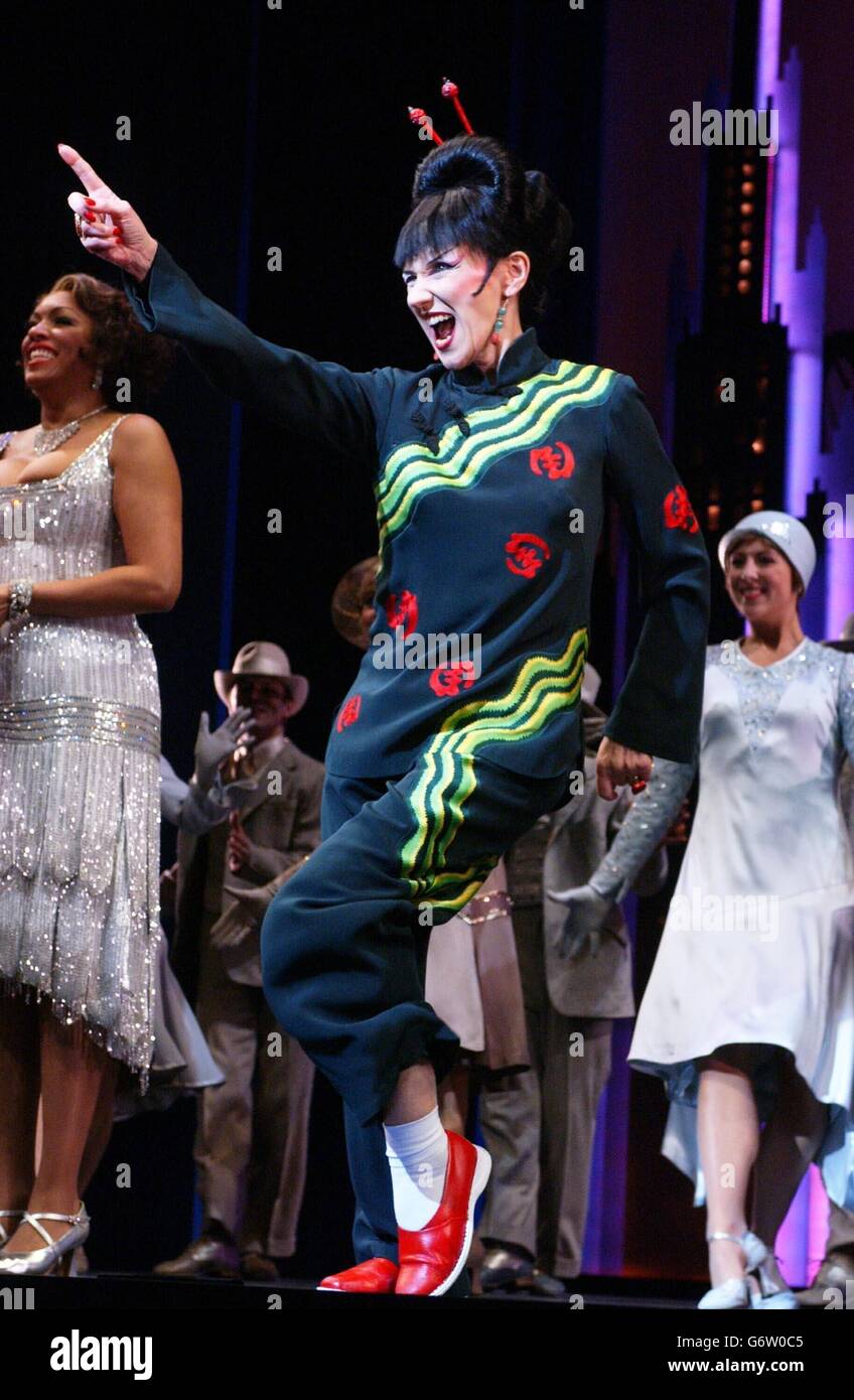 Die Schauspielerin Anita Dobson nimmt einen Vorhang auf, nachdem sie im ...