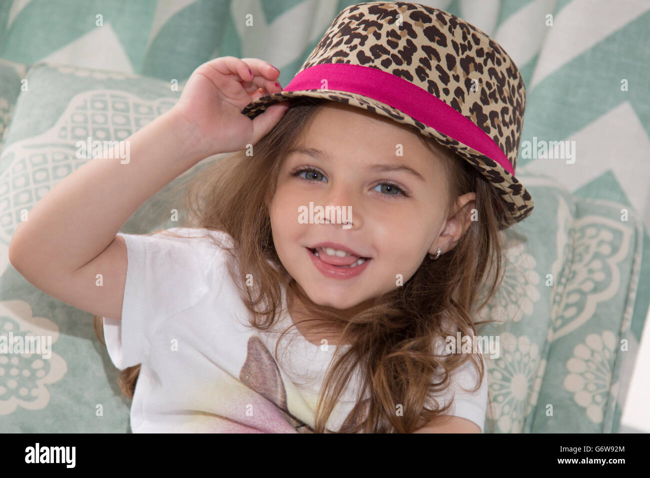 Kleinkinder hut -Fotos und -Bildmaterial in hoher Auflösung – Alamy