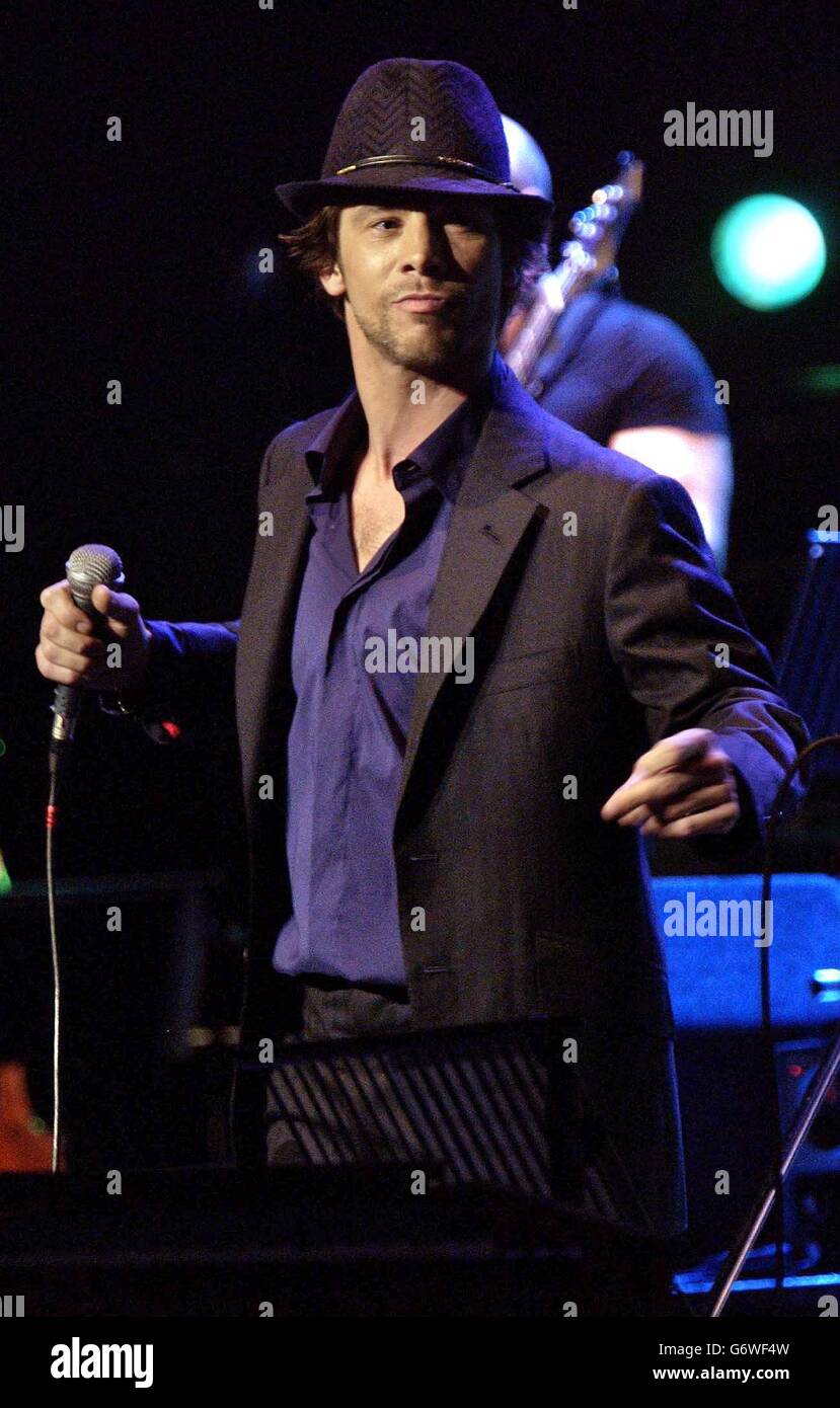 Promi musik hut mikrofon jay kay -Fotos und -Bildmaterial in hoher ...