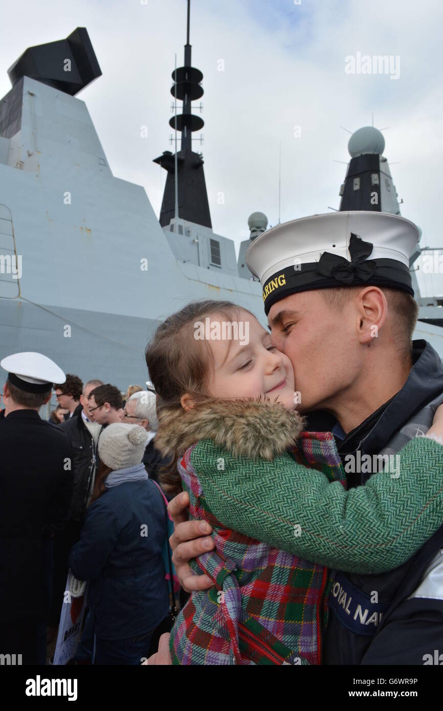 Able Seaman Sean Dobson, 25, aus Dagenham, Essex, wird von seiner ...