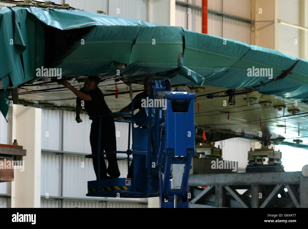 Allgemeine Ansicht der Arbeiter im Airbus-Werk in Broughton bei Chester ...
