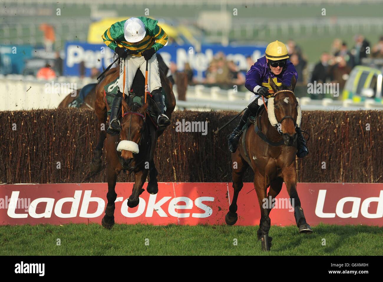 Der von Robbie McNamara geritten Spring Heeled (rechts) springt den ...