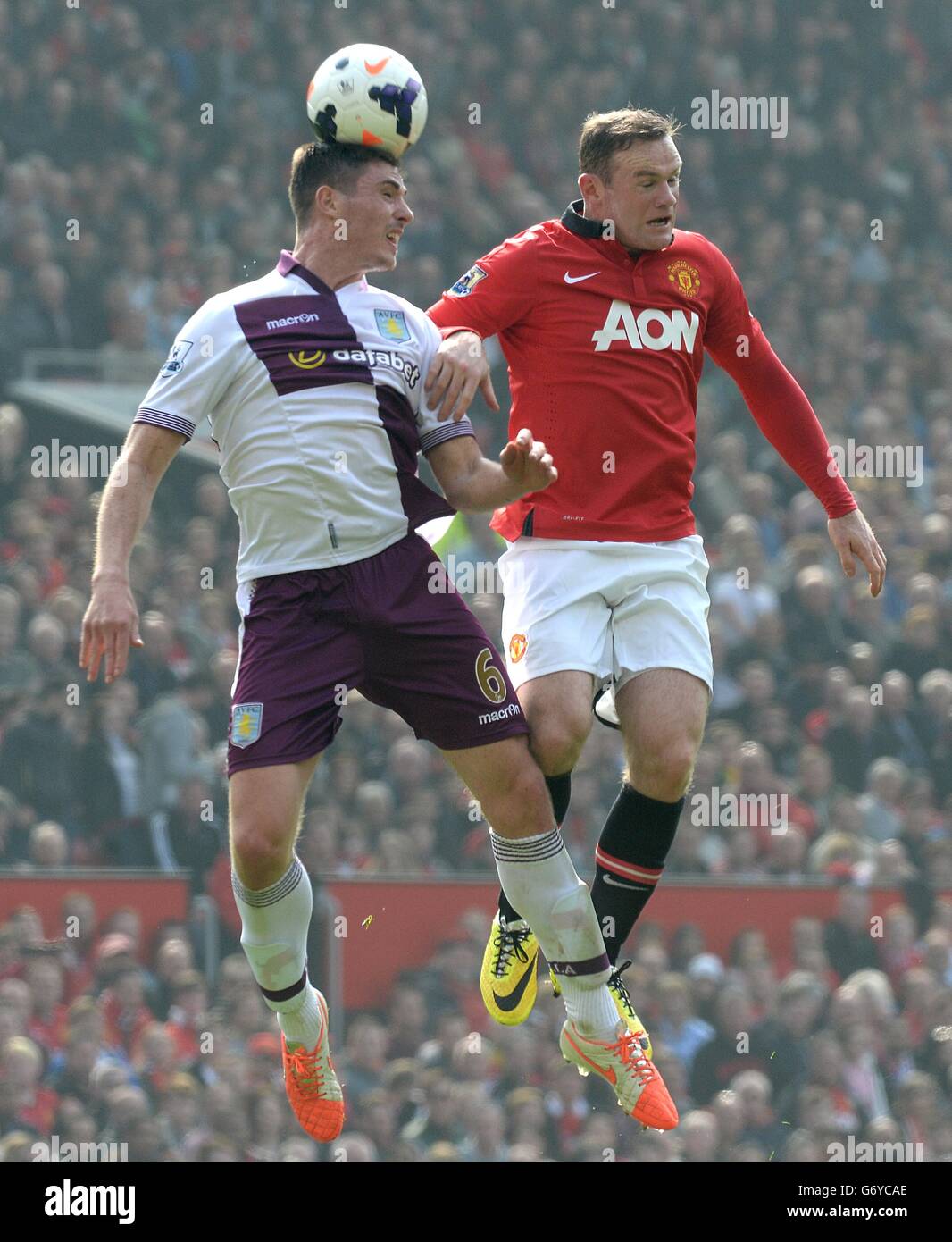 Wayne Rooney von Manchester United (rechts) und Ciaran Clark von Aston ...