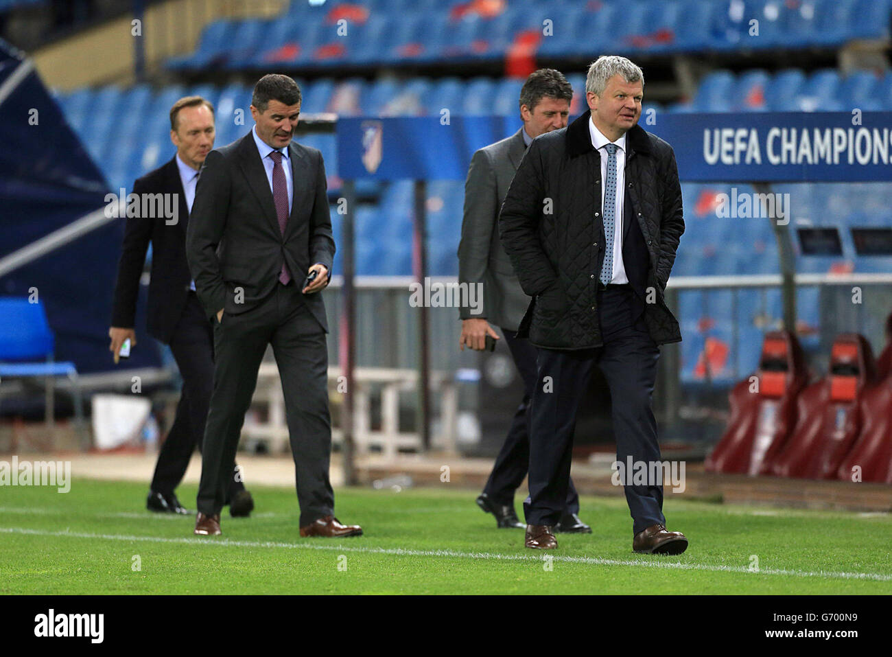 Itv moderatoren roy keane adrian chiles gehen vom spielfeld -Fotos und ...